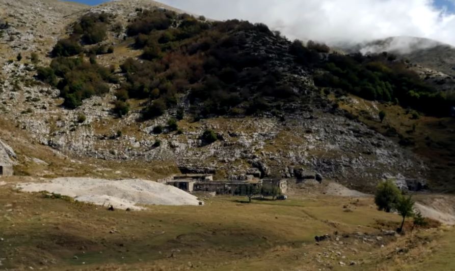 Skrapari, kryeqyteti i luftës/ Historia e tuneleve që do strehonin ...