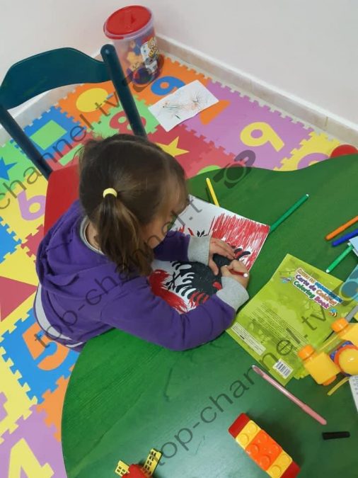 Fotot/ Hatixheja shpëtoi nga kampi në Siri, feston duke vizatuar ...