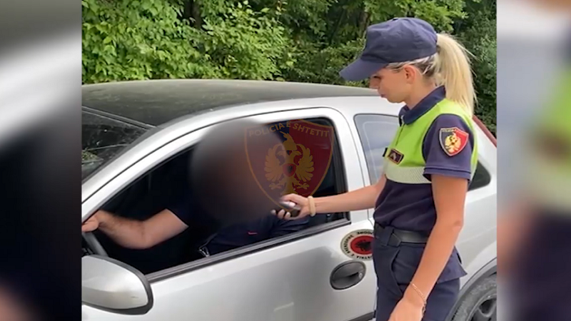 Makinat kthehen nga bregdeti, policia me ‘dorë të hekurt’, për 3 orë ... Makinat kthehen nga bregdeti, policia me ‘dorë të hekurt’, për 3 orë ...
