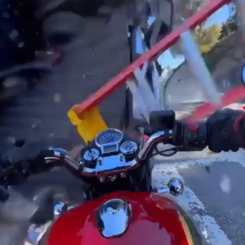 Video/ Momentet e tmerrit kur motoçiklisti goditet nga fuoristrata e ... Video/ Momentet e tmerrit kur motoçiklisti goditet nga fuoristrata e ...