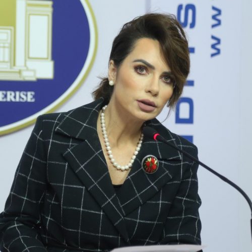 Grida Duma lë mandatin e deputetes: Politika e llumit goditi tim bir ...