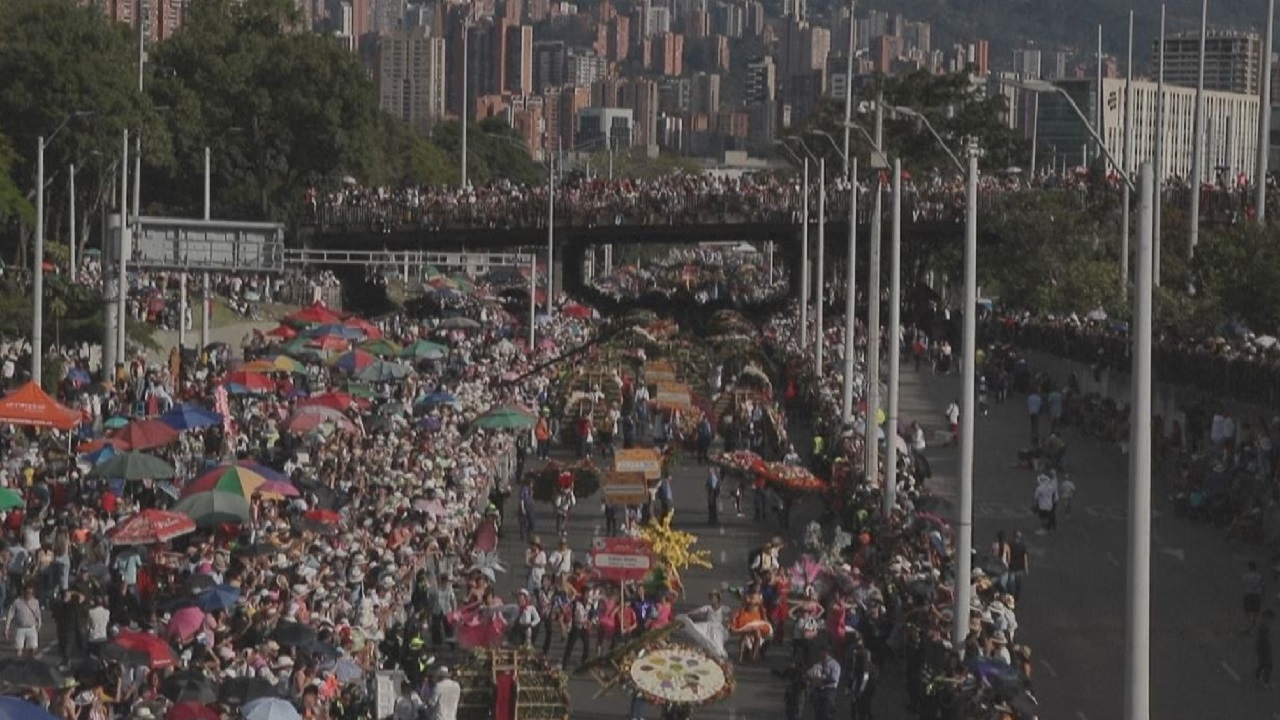Starton Panairi i Luleve në Kolumbi, rrugët “vishen” me shumë ngjyra ...