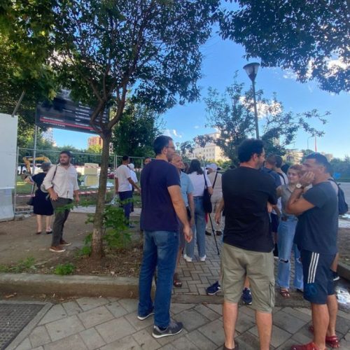 “Larg duart nga parku”, protestë në kryeqytet kundër prishjes së ... “Larg duart nga parku”, protestë në kryeqytet kundër prishjes së ...