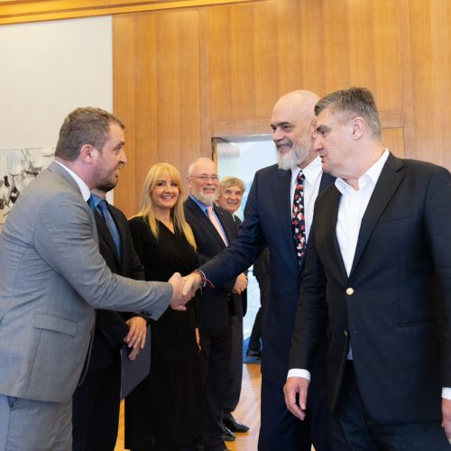Rama vizitë zyrtare në Kroaci, takohet me presidentin Milanoviç - Top ... Rama vizitë zyrtare në Kroaci, takohet me presidentin Milanoviç - Top ...
