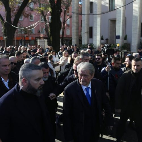 Me pankarta e tymuese në duar, protesta e Berishës në foto! - Top Channel Me pankarta e tymuese në duar, protesta e Berishës në foto! - Top Channel