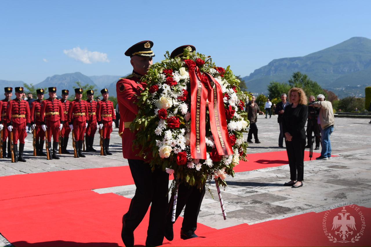 Sot Dita e Dëshmorëve të Kombit, në emër të Begajt vendosen kurora me ...