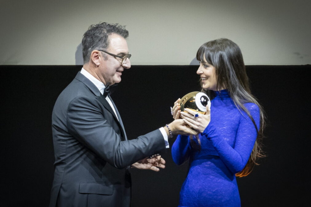 Dakota Johnson shfaqet me një fustan transparent në Festivalin e Filmit ...