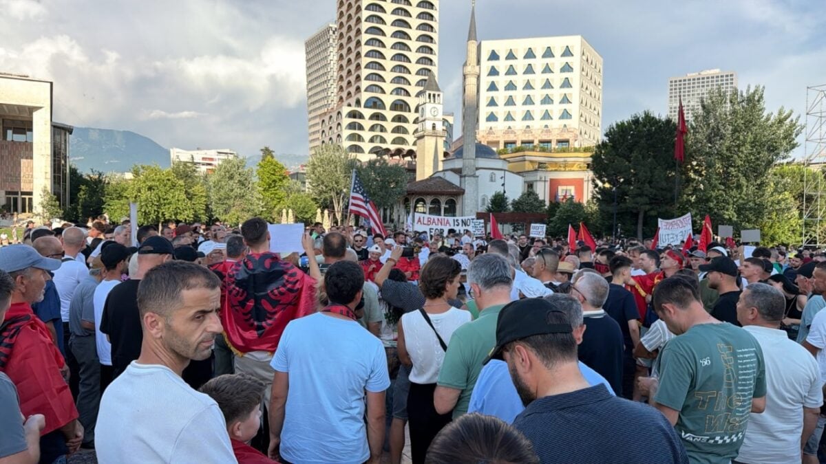 LIVE/ “Mos bini pre e provokimeve, ndryshe thërrasim policinë t’i ...