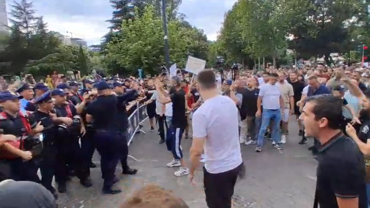 LAJMI I FUNDIT/ Përplasje mes qytetarëve dhe policisë në protestë ...