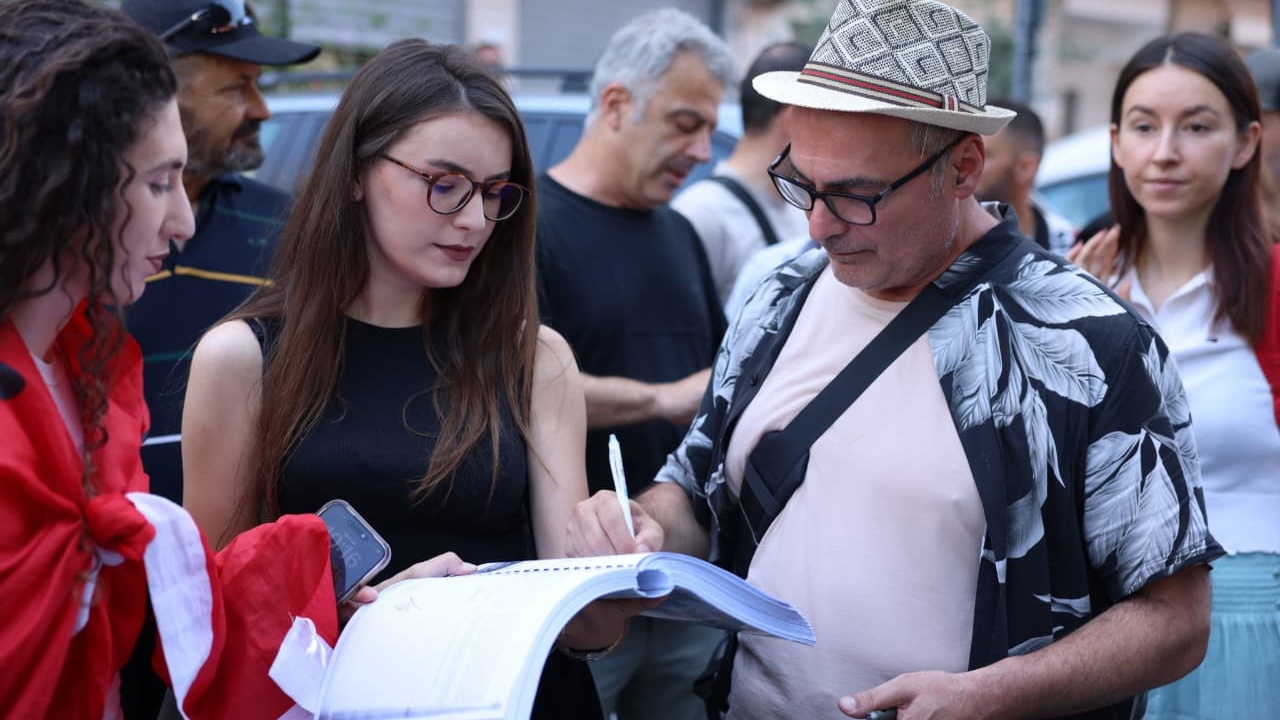 Qytetarët protestojnë para SPAK, dorëzojnë padinë për “The Albanian ...